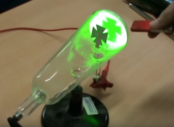 LAS PROPIEDADES DE LOS RAYOS CATÓDICOS SON LAS SIGUIENTES: